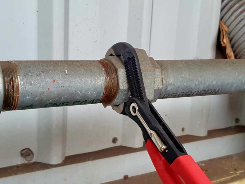 Water Pump Pliers with Quick-Adjust Mechanism for Easy Handling